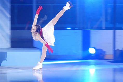 初めて吹き替えに挑戦した映画のイベントで、華麗なスケートを披露した本田真凜 スポニチ Sponichi Annex 芸能