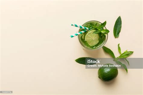 Caipirinha Mojito 칵테일 보드카 또는 테이블 배경에 라임 민트 및 짚을 곁들인 소다 음료 민트와 라임으로 상쾌한