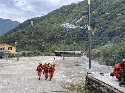泸定一村庄道路中断，直升机转运出6名重伤员救援地震四川