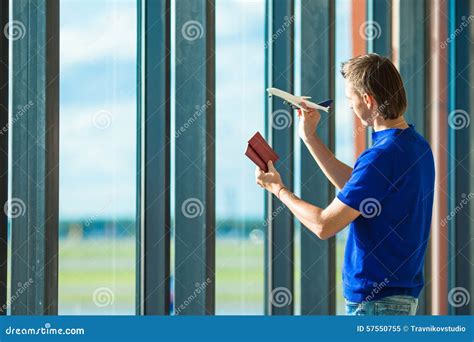 Jeune Homme Avec Des Passeports Carte D Embarquement Et Image Stock