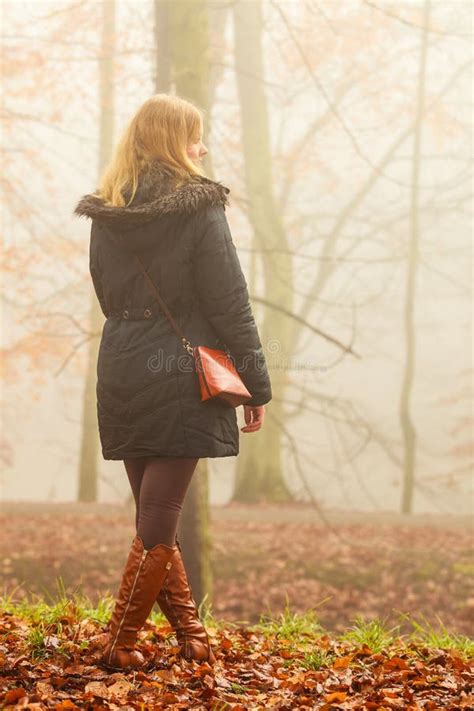 Mulher Que Anda No Parque No Dia Nevoento Foto De Stock Imagem De