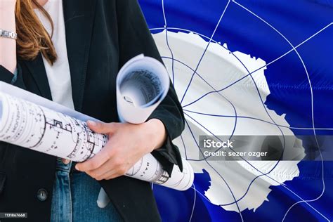 국기 배경을 흔들며 남극 대륙에 대 한 청사진을 들고 건축가 여자 건축 및 건축 개념 건설업자에 대한 스톡 사진 및 기타 이미지