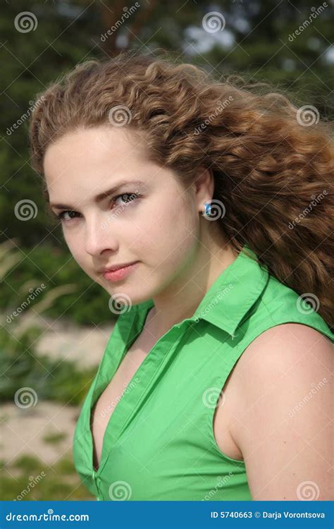 Nätt Flicka Med Lockigt Hår Fotografering För Bildbyråer Bild Av