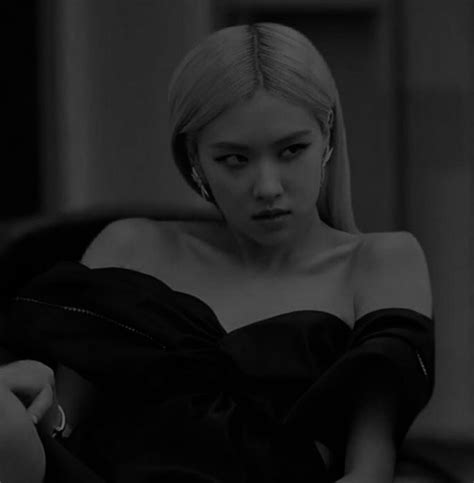 Pin By 𝓻𝓸𝓼𝓮𝓪𝓷𝓷𝓮♡🐿 On 𝓻𝓸𝓼𝓮𝓪𝓷𝓷𝓮 🎀 Rosé Blackpink Photoshoot Rose Dark