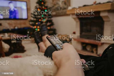 Tv 리모컨을 들고 있는 남자의 손클로즈업 텔레비전에 대한 스톡 사진 및 기타 이미지 텔레비전 겨울 모션블러 Istock