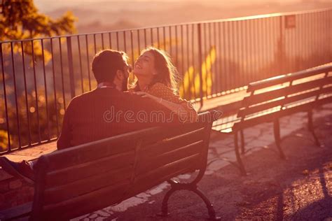 Het Sensuele Paar In Liefde Geniet Van Elkaar De Hartelijke Jonge Mens