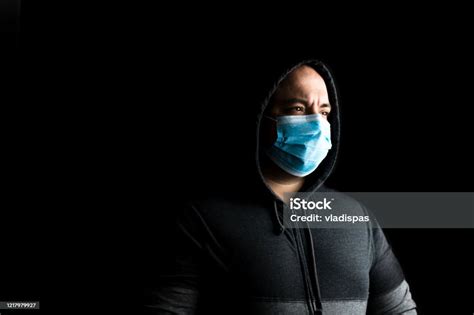 의료 보호 얼굴 마스크 백인 젊은 남자는 전염병 코로나 바이러스를 보여줍니다 Covid 19 검은 복사 공간에 고립 된 질병