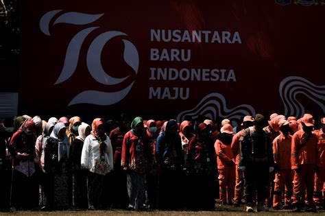 Peringati Hut Ke 79 Ri Menparekraf Kibarkan Bendera Merah Putih Di