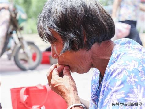 75歲農民大爺種70多棵老樹，一棵樹結果200多斤，農村大集賣5毛 每日頭條