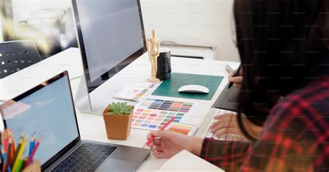 디자이너 스케치 그래픽 드로잉 창의적인 창의력은 사무실에서 공부 작업을 그립니다 사진 Unsplash의 테이블 이미지