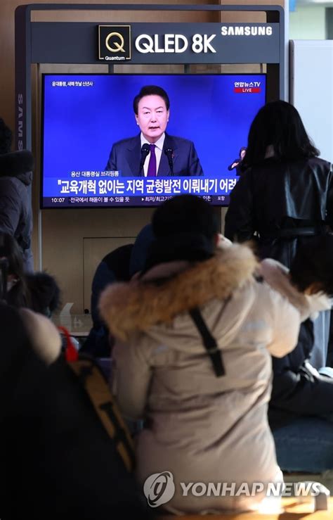 윤 대통령 신년사 방송 지켜보는 시민들 연합뉴스