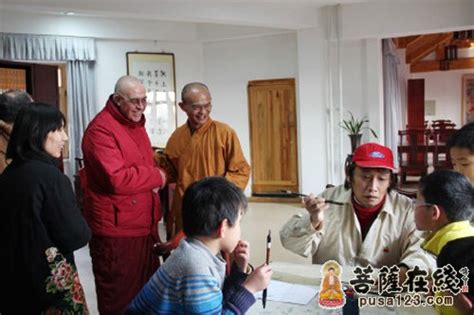 各国法师及居士一行参访北京龙泉寺