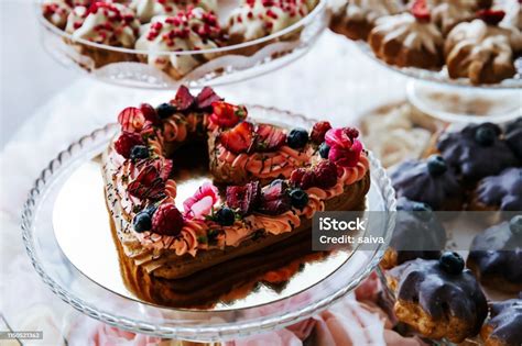 딸기로 장식 된 하트 모양의 케이크는 연회 테이블에서 제공 됩니다 0명에 대한 스톡 사진 및 기타 이미지 0명 공휴일 꽃 식물 Istock