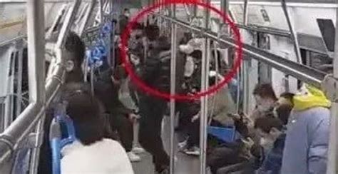 俩乘客7号线上互殴！从车厢打到站台，北京警方：拘！腾讯新闻