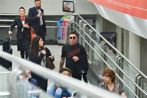 Sertanejo Felipe Araújo desembarca em São Paulo de mãos dadas a namorada veja fotos Área VIP