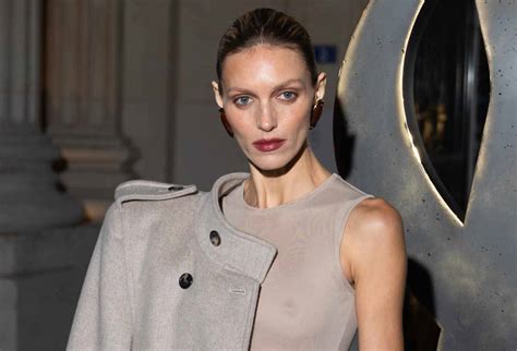 Anja Rubik łączy naked dress z czarnymi czółenkami typu slingback