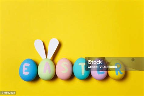 모노 6 다채로운 파스텔의 행 색칠 부활절 달걀 부활절 비문 재미 있는 계란 노란 배경에 고립에 토끼 귀 광고에 대 한 공간을 복사 합니다 와 텍스트에 대 한 장소 최고의