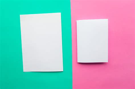 분홍색과 녹색 파스텔 배경에 두 개의 흰색 모형 공백 텍스트의 공간을 복사합니다 최소한의 개념 0명에 대한 스톡 사진 및 기타 이미지 Istock