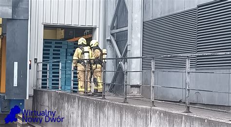 Wyciek amoniaku pod Warszawą Dwie osoby w szpitalu Na miejscu pracują strażacy Warszawa W
