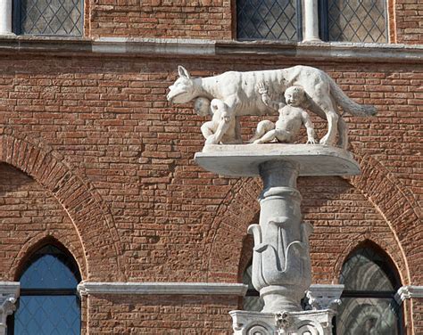 She Wolf Rome Statue The Capitoline Wolf Of Rome Rome In Winter