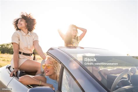 일몰에 컨버터블 자동차에서 자동차를 타고 즐기는 흥분 젊은 여성의 다인종 그룹 20 24세에 대한 스톡 사진 및 기타 이미지 20 24세 20 29세 25 29세