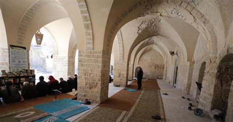 رغم الدمار غزيون يحيون آخر أيام شهر رمضان في المسجد العمري الكبير