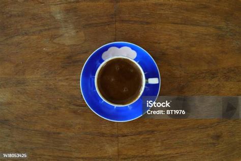블루 커피 컵과 나무 배경에 구운 태국 커피 콩에 뜨거운 블랙 커피의 클로즈업과 최고 전망 0명에 대한 스톡 사진 및 기타 이미지 Istock