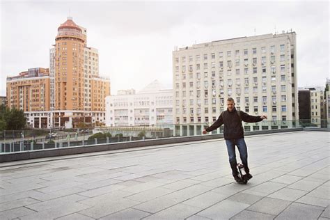 캐주얼 남자는 도시에서 하나의 바퀴 전자 단 발 자전거를 타고 Hoverboard에 대한 스톡 사진 및 기타 이미지