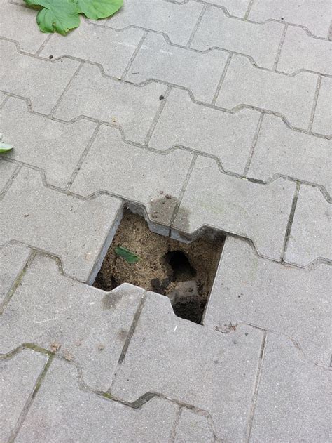 Опасна яма на тротоар РепорТИ за Казанлък