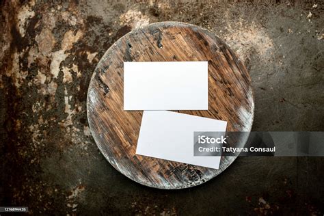 어두운 나무 도마 원에 빈 흰색 명함의 사진 브랜드 아이덴티티 모형 디자인 식품 테마를 위한 빈 템플릿 프레젠테이션 및 포트폴리오 템플릿 0명에 대한 스톡 사진 및 기타