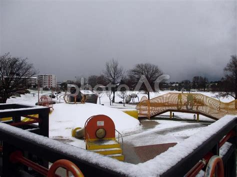 雪の積もった冬の公園の遊具 No 2155893｜写真素材なら「写真ac」無料（フリー）ダウンロードok