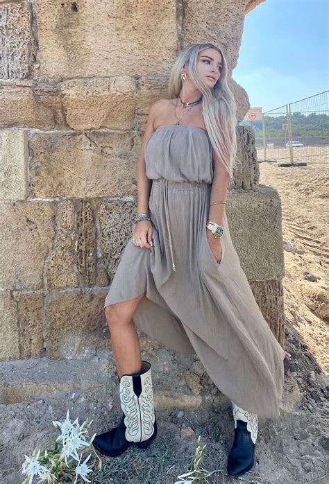 אתם יושבים אשתו של אלי טביב לוהטת מתמיד ישראל היום