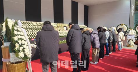 새해 첫날 검은 옷 입고 눈물 흘린 시민들…올해 모두 무탈하길