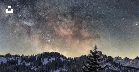 밤하늘에는 눈 덮인 산 위의 별이 가득합니다 사진 Unsplash의 무료 아인지델른 이미지