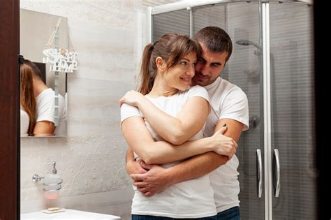 Junge Paare Der Vorderansicht Die Im Badezimmer Umfassen Kostenlose Foto