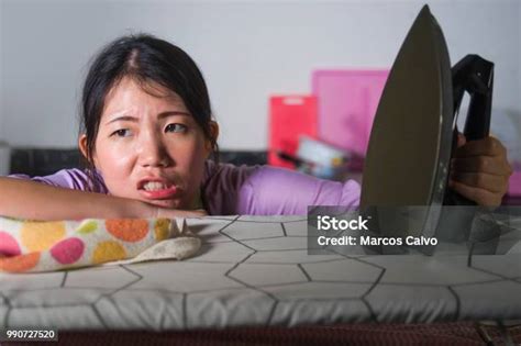 젊은 꽤 좌절과 스트레스 아시아 한국 여 자가 들고 집에서 일 하는 주방 옷 필사적이 고 압도 집에서 하 녀 서비스 집안일