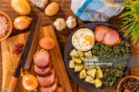 전통적인 체코 부활절 음식 감자와 계란 튀김시금치 돼지고기와 시금치 봄 음식 시금치 죽 감자 요리에 대한 스톡 사진 및 기타 이미지 Istock
