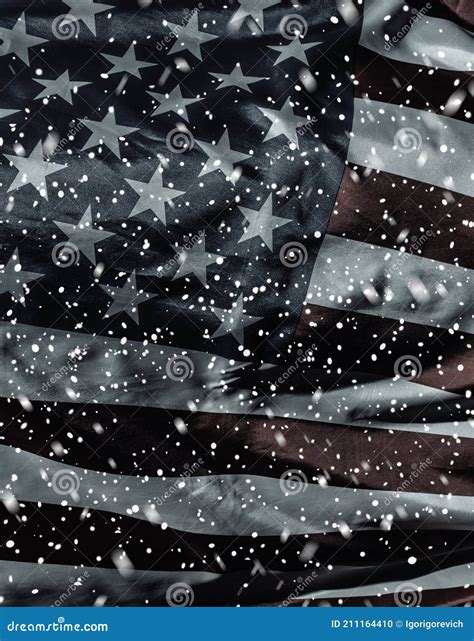 积雪覆盖的美利坚合众国国旗 库存照片 图片 包括有 国家（地区） 概念 亚马逊 挥动 多雪 象征 211164410