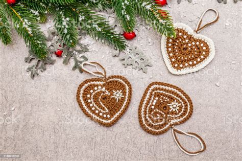 크리스마스 배경입니다 새해 전나무 나무 개 장미 신선한 잎 크로 셰 뜨개질 생강 쿠키 마음과 인공 눈 돌 콘크리트 배경 목재