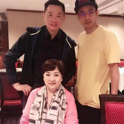 惊喜露面！谢贤前妻罕现身好友聚会，与儿子神隐1年一度被指失踪