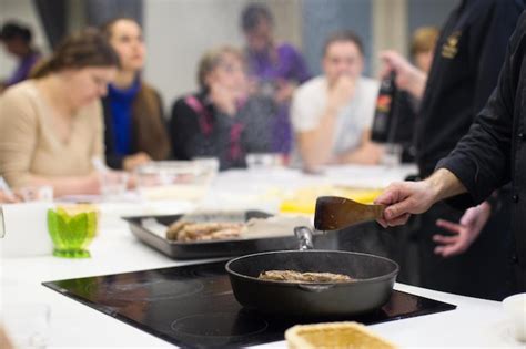 El cocinero te enseña a cocinar la comida clase magistral de cocina el chef mira la comida