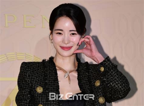 [비즈 포토] 임지연 수줍은 볼하트 비즈엔터