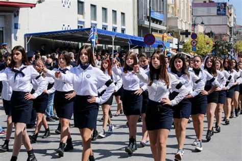 Στη σκιά της τραγωδίας στα Τέμπη η παρέλαση στη Λάρισα Μαθητές φόρεσαν