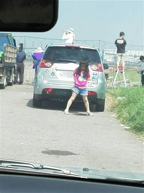 強國人沒水準台灣人好不到哪去小女孩下車後隨地小便 社會 三立新聞網 SETN