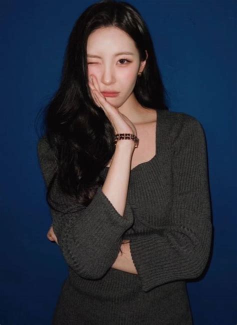 패션엔 선미 밀착 실루엣 부러워 핫한 몸매 라인의 스퀘어넥 니트 원피스룩