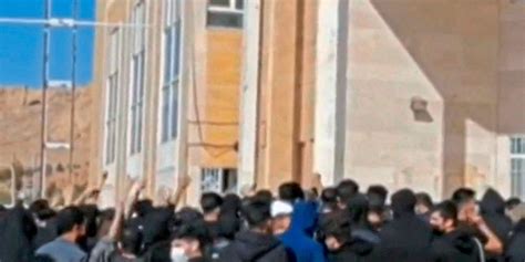 Polizei Schlägt Proteste Im Iran Gewaltsam Nieder Iran Derstandard
