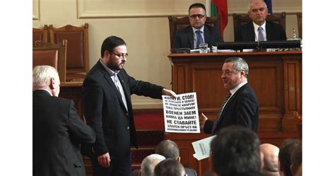 Отложиха разглеждането на ратификацията за новия заем Снимки