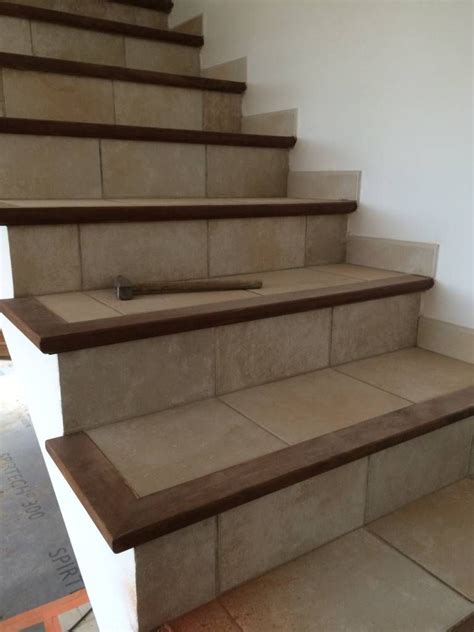Renovation D Un Escalier Carrele Avec Nez De Marche En Bois En