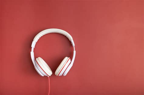 빨간색 배경에 흰색의 헤드폰 미니멀리즘 패션 음악 컨셉 공간을 복사합니다 상단보기 평평한 누워 헤드폰에 대한 스톡 사진 및 기타