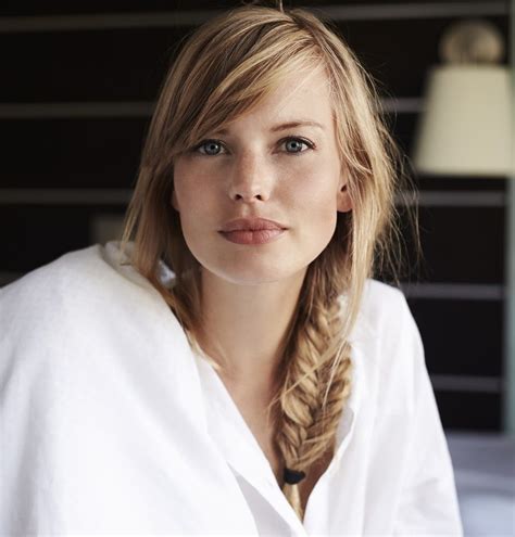 23 Best Ways To Style Bangs On Small Foreheads Hairstylecamp